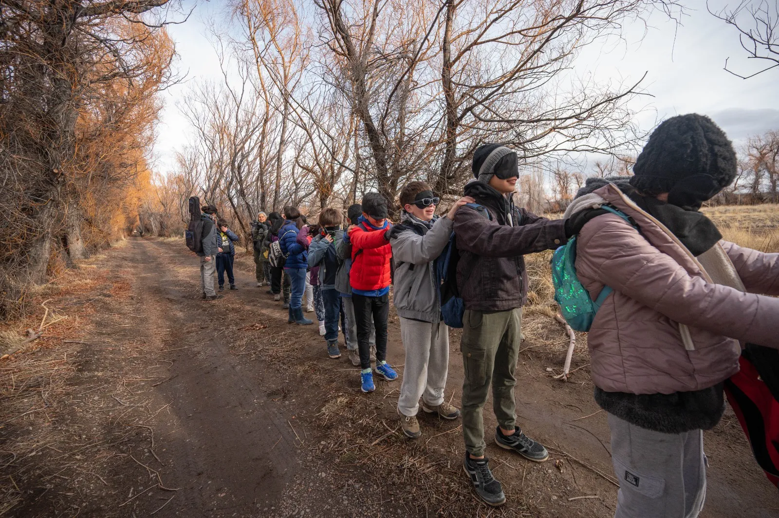 Jóvenes exploradores se sumergen en la belleza de la naturaleza en el ...