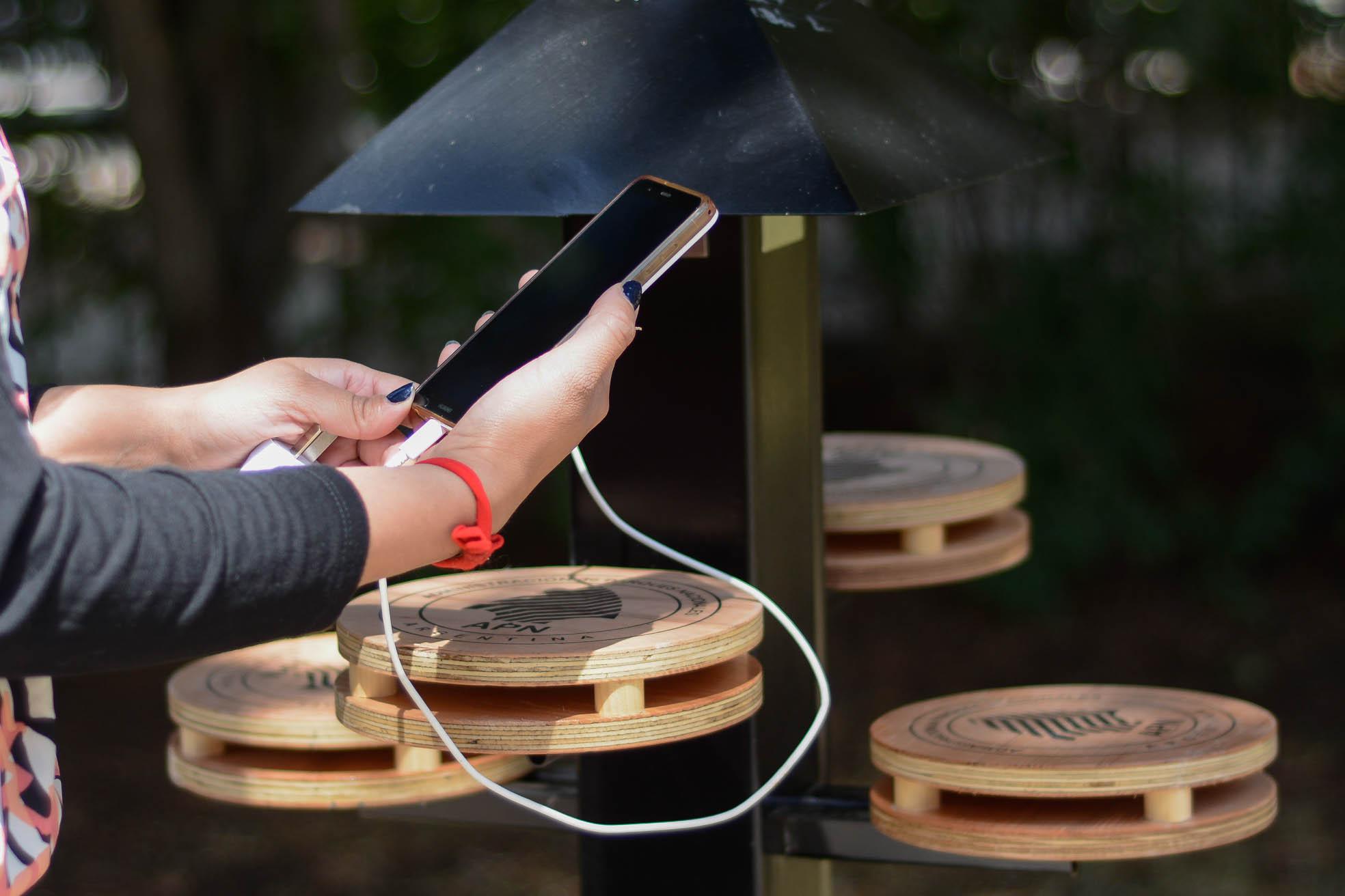 Instalan estaciones de carga de celulares con energía solar